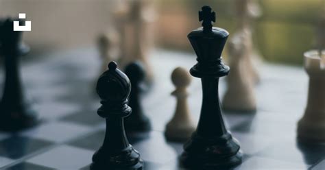 체스 판 위에 앉아있는 체스 조각 그룹 사진 Unsplash의 무료 수랏 이미지