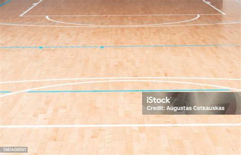 나무 바닥 농구 배드민턴 풋살 핸드볼 배구 축구 축구 코트 나무 바닥 실내 체육관 코트에 파란색과 흰색 라인을 표시하는 스포츠 홀의 나무 바닥 실내 축구에 대한 스톡 사진