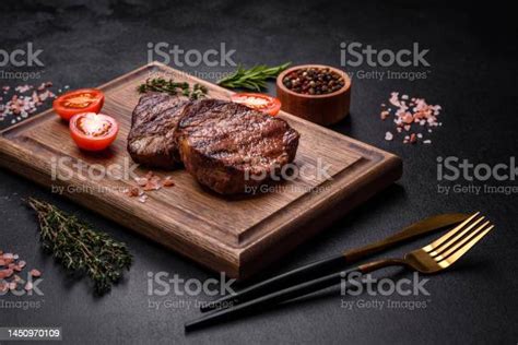어두운 콘크리트 배경에 향신료와 허브를 곁들인 맛있는 신선한 육즙 쇠고기 스테이크 갈비 음식에 대한 스톡 사진 및 기타 이미지 갈비 음식 검은색 고기 Istock