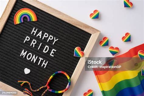 Lgbtq의 자부심을 상징하는 무지개 하트 깃발 팔찌로 둘러싸인 해피 프라이드 먼스 메시지가 적힌 편지판 0명에 대한 스톡 사진 및 기타 이미지 Istock