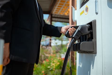 바쁜 도시 지역의 화창한 날 공공 충전소에서 전기 자동차 충전 개발에 대한 스톡 사진 및 기타 이미지 개발 건축물 계획 Istock