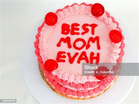 어머니의 날 축하를 위한 젖빛 케이크와 재미있는 텍스트 토핑 최고의 엄마 에바 0명에 대한 스톡 사진 및 기타 이미지 0명 각얼음 거품 내기 Istock