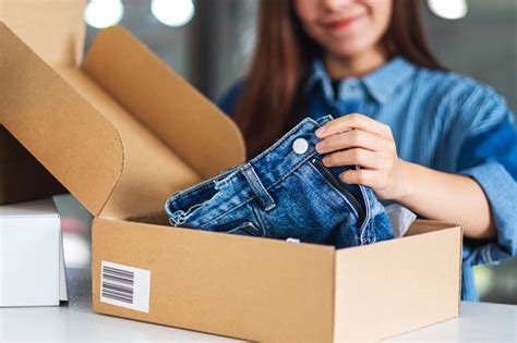 배달 및 온라인 쇼핑 컨셉을 위해 집에서 의류 우편 소포 상자를 수령하고 여는 여성 개념에 대한 스톡 사진 및 기타 이미지 개념 고객 구매 Istock