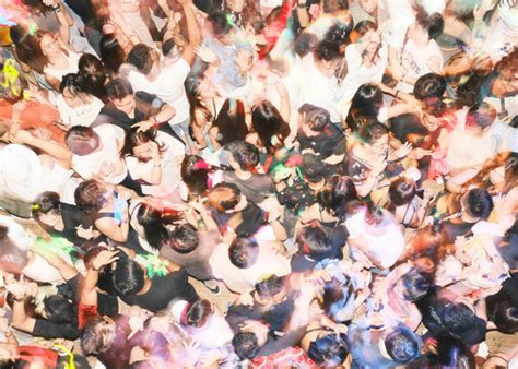 Flashback Friday Review A Rockin 2000s Throwback Party Honeycombers
