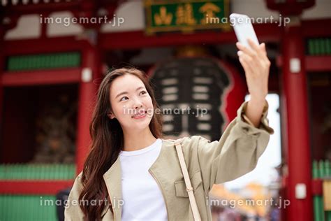 スマホで自撮りをする日本人女性の写真素材 [238764553] イメージマート