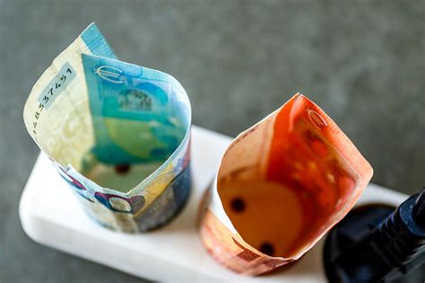 전기 및 일상 생활 비용의 상승을 설명하기 위해 플러그와 유로 지폐와 파워 스트립 0명에 대한 스톡 사진 및 기타 이미지 0명 가격 가정 생활 Istock