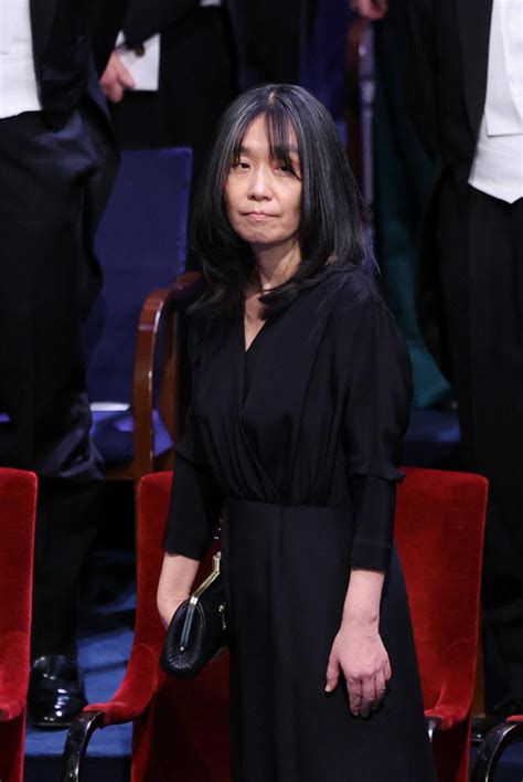 검정 드레스 입은 한강…한국인 첫 ‘블루카펫 밟았다