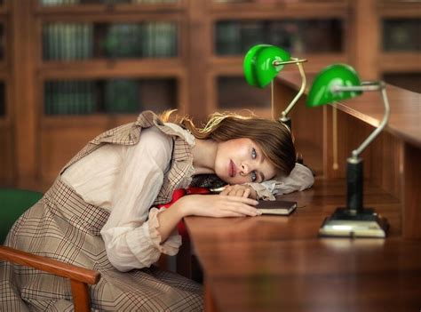 Обои на рабочий стол Голубоглазая девушка в светлой блузке и в сарафане сидит на кресле в