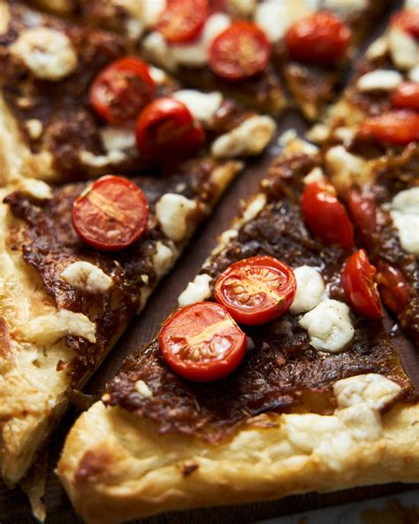 Тарт з карамелізованою цибулею томатами черрі та козячим сиром Bayevskitchen