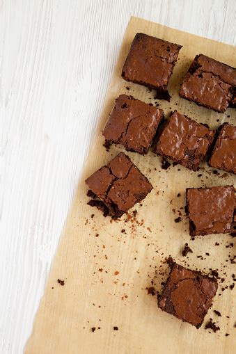 흰색 나무 표면에 베이킹 시트에 수제 초콜릿 브라우니 상단보기 평면 누워 오버 헤드 위에서 공간을 복사합니다 달콤한 음식에 대한 스톡 사진 및 기타 이미지 Istock