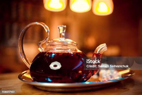 나무 막대기 카운터에 촛불을 가진 스탠드에 주전자에 빨간 차 0명에 대한 스톡 사진 및 기타 이미지 0명 갈색 건강한 식생활 Istock