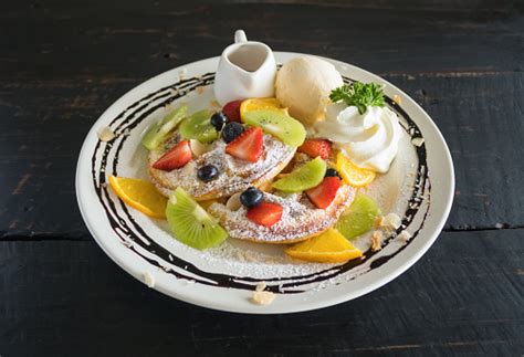 딸기 블루베리 키 위 레몬 와플 휘 핑 크림 아이스크림 초콜릿 디저트 가루 설탕에 대한 스톡 사진 및 기타 이미지 가루 설탕 거품 내기 건강한 생활방식 Istock