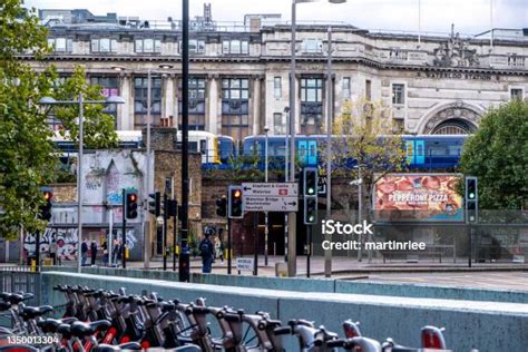 워털루 역에서 도로 다리를 가로지르는 통근 철도 열차가 주차된 환경 친화적 인 푸시 바이크행으로 거리에 대한 스톡 사진 및 기타 이미지 Istock