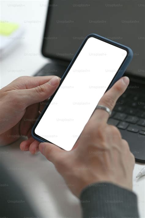 흰색 화면으로 모의 스마트 폰을 들고 남자의 모습을 닫습니다 사진 Unsplash의 태국 이미지