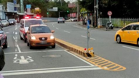 停紅燈該不該禮讓救護車？ 網掀論戰 民視新聞網 Line Today