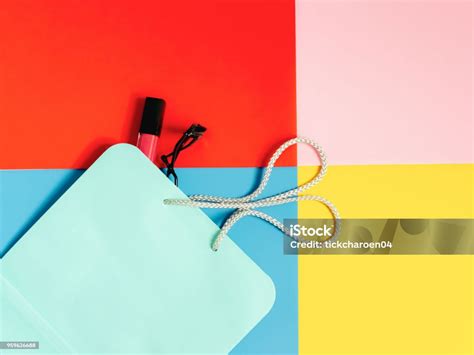 여름 액세서리와 휴가 피부 관리에서 최소한의 평면 위치 개념 항목 파스텔에 화려한 배경 장식 가방에 대한 스톡 사진 및 기타 이미지 Istock