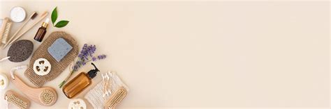 복사 공간이있는 밝은 배경에 몸과 피부 관리를위한 자연 목욕 액세서리 및 셀프 케어 제품이있는 배너 제로 폐기물과 생태 생활 개념 플랫 레이 스타일 각질제거에 대한 스톡