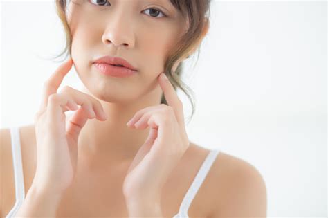 초상화 아름 다운 아시아 여자 화장품의 메이크업 소녀 손 터치 뺨과 미소 매력적인 피부 관리 및 의료 개념 침실에서 웰빙과 완벽 한 얼굴 아름다움 가정 생활에 대한 스톡