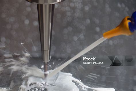 Cnc 밀링 머신은 수성 냉각수 방식으로 금형 부품을 절단합니다 0명에 대한 스톡 사진 및 기타 이미지 0명 Cnc 장치 Cutting Fluid Istock