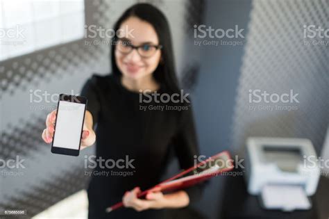 검은 드레스와 안경에 아름 다운 젊은 사업가 종이 폴더를 개최 하 고 전화 표시 검은색에 대한 스톡 사진 및 기타 이미지 검은색 계획 기업 비즈니스 Istock