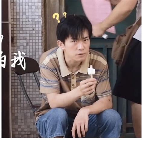 奇迹发布吃播花絮易烊千玺偷吃草莓被抓包表情太搞笑 娱乐你开心就好