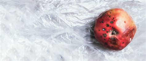 비닐 봉지 배경에 나쁜 빨간 사과를 버릇 쓰레기 덤프 썩은 음식 맨 위 보기 공간을 복사합니다 썩은 야채와 과일 개념 폐기물 제로 퇴비 개념에 대한 스톡 사진 및 기타