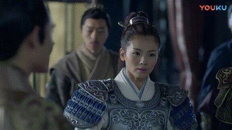刘涛颁奖肩带滑落图片 刘涛颁奖肩带滑落动态图 刘涛颁奖肩带滑落表情包gif动图下载 SOOGIF