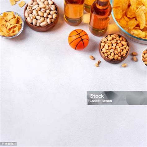 병에 담긴 맥주와 농구 공이 있는 회색 콘크리트 테이블에 간식 게임 야간 음식 농구 팀 스포츠에 대한 스톡 사진 및 기타 이미지 농구 팀 스포츠 보울 0명 Istock