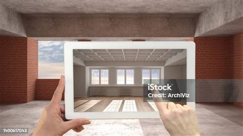 증강 현실 개념입니다 인테리어 건설 현장에서 가구와 디자인 제품을 시뮬레이션 하는 데 사용 되는 Ar 응용 프로그램과 태블릿 손을 잡고 마루 바닥 빈 인테리어 가구에 대한