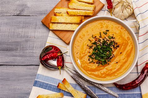 야채 크림 수프 건강한 비건 영양 개념 마늘 크루통 향신료 향기로운 향료 가을에 대한 스톡 사진 및 기타 이미지 Istock