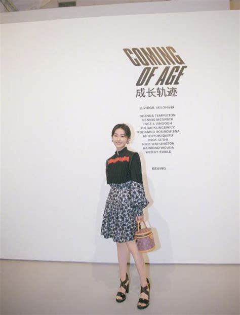 張子楓終於爭氣了一回黑色印花連衣裙配小辮子瞬間美得很高調 每日頭條