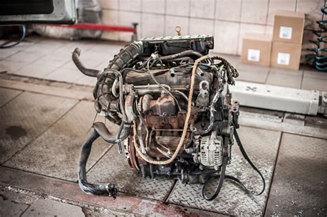 서비스 워크샵에서 자동차 엔진 수리 자동차에서 엔진을 제거 가솔린에 대한 스톡 사진 및 기타 이미지 가솔린 건강 진단 건강관리와 의술 Istock