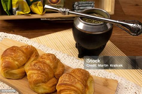 우루과이 아침 식사 크로와상과 메이트 준비 예르바 마테 마떼 차에 대한 스톡 사진 및 기타 이미지 마떼 차 식사 음식 우루과이 Istock