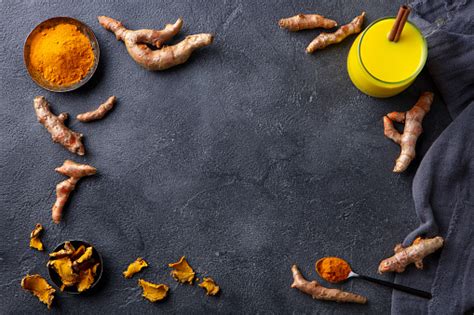 신선한 심 황 Curcuma Tumeric 뿌리 말린 조각 분말 및 황금 우유 어두운 배경 공간을 복사합니다 맨 위 보기입니다 가루로 빻은에 대한 스톡 사진 및 기타 이미지