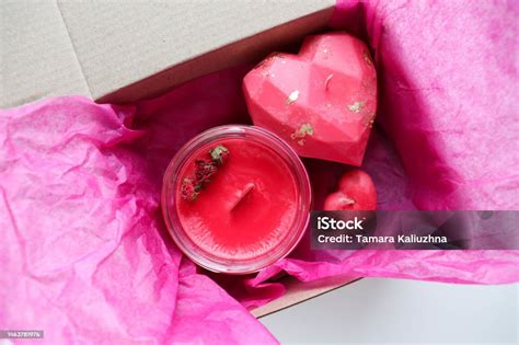 발렌타인 데이 배경입니다 천연 콩 왁스로 만든 하트 모양의 양초와 꽃다발 0명에 대한 스톡 사진 및 기타 이미지 0명 2월 개념 Istock