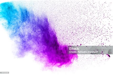 파란 자주색 색깔 분말 폭발 구름 흰색 배경에 고립 근접 촬영의 파란자주색 먼지 입자 스플래시 배경에 고립 검은색에 대한 스톡 사진 및 기타 이미지 Istock