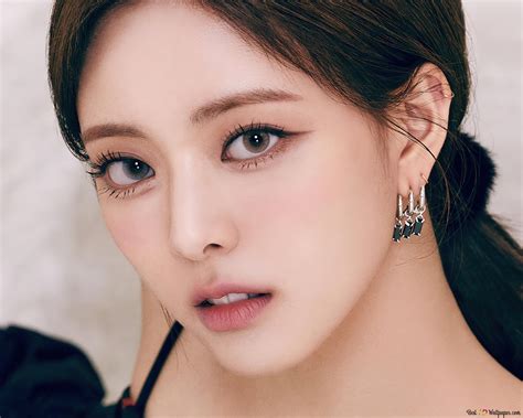 Itzy S Yuna In Cheshire Mv Shoot K Wallpaper Download