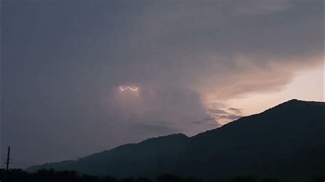 어제 저녁하늘 장마끝이라는데 산너머엔 천둥번개와 비가 오겠지 비무서워 ㅠㅠ 장마끝 천둥 번개 아부백도 농장직송 복숭아직거래 복숭아택배 Youtube