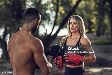 그녀의 개인 트레이너와 함께 야외에서 복싱 훈련을 하는 근육질의 여자 권투 글러브에 대한 스톡 사진 및 기타 이미지 권투 글러브 여자 중장년 Istock