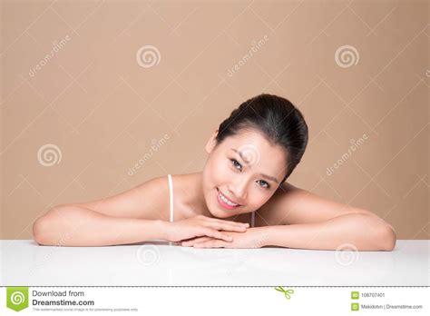 Portret Van Jonge Mooie Aziatische Vrouw De Jeugd En De Huidzorg Bedriegt Stock Afbeelding