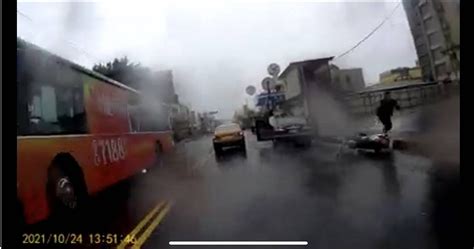 不爽變換車道遭鳴按喇叭 衝動駕駛下車棒打機車騎士 社會 Ctwant