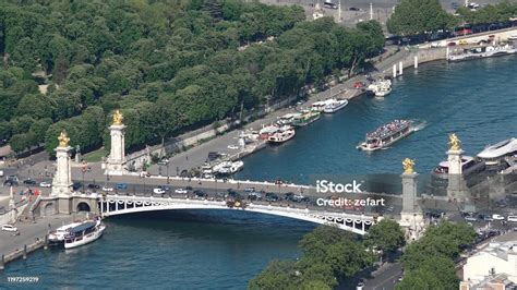 퐁 알렉산더 Iii에서 교통의 공중 촬영 퐁 알렉산드르 Iii는 샹젤리제와 앵발리드 타워 에펠탑을 연결하는 데크 아치 다리입니다 강에 대한 스톡 사진 및 기타 이미지