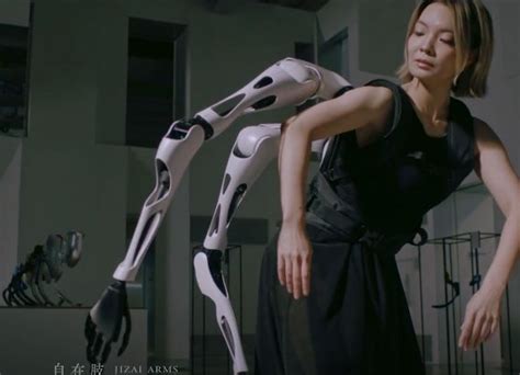 팔이 8개라면가방처럼 등에 메는 로봇팔 등장 아시아경제