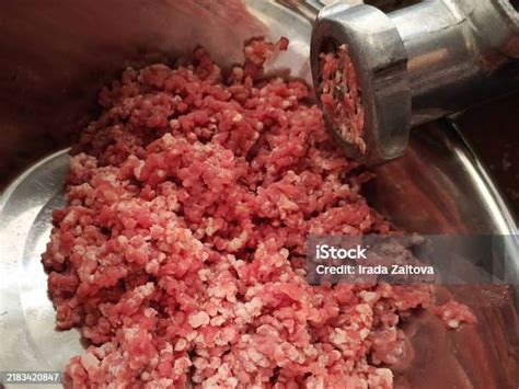 낡은 고기 분쇄기가 고기를 갈고 있습니다 생 갈은 돼지 고기 금속 컵에 클로즈업 배경 텍스트를 위한 공간 정육점의 일 0명에 대한 스톡 사진 및 기타 이미지 Istock