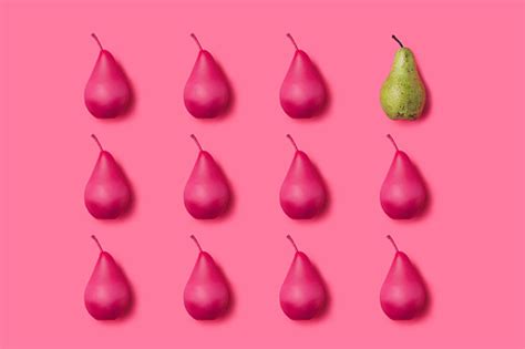 생생한 분홍색 배경에 대한 많은 분홍색 것들 중 독특한 녹색 배 최소한의 여름 유기농 과일 기하학적 레이아웃 창조적 인 개성과 차이 개념 플랫 레이 상단 보기 0명에 대한