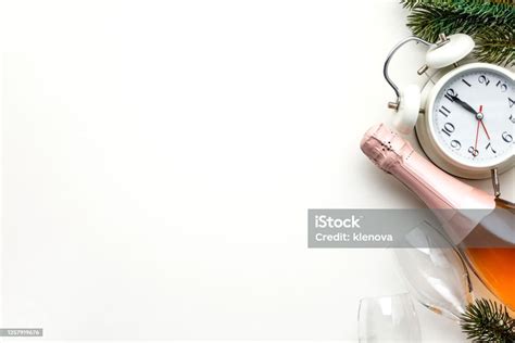 복고풍 알람 시계 샴페인 병 안경 및 크리스마스 장식과 흰색 배경에 크리스마스 또는 새해 구성 벽 시계에 대한 스톡 사진 및 기타 이미지 Istock