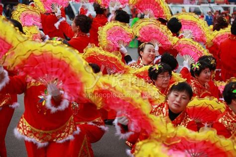 山东威海：锣鼓喧天迎新春 人民图片网