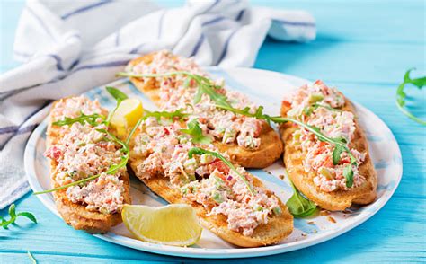 구운 연어를 곁들인 브루스케타 타파스 연어 페타 치즈 아보카도 토마토 붉은 양파살사와 샌드위치 리에트 연어와 토스트 건강한 생활방식에 대한 스톡 사진 및 기타 이미지