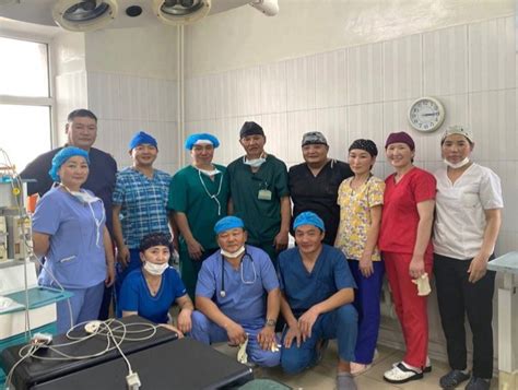 ГССҮТ ийн алсын дуудлагын баг Говь Алтай аймагт хавсарсан хүнд гэмтэлтэй өвчтөнд мэс засал хийжээ