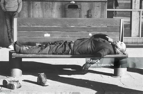 불 쌍 한 노숙자 남자 또는 난민 도시 사회 다큐멘터리 개념 선택적 초점 흑인과 백인에 도시 거리에 나무 벤치에 자 술 취한에 대한 스톡 사진 및 기타 이미지 Istock
